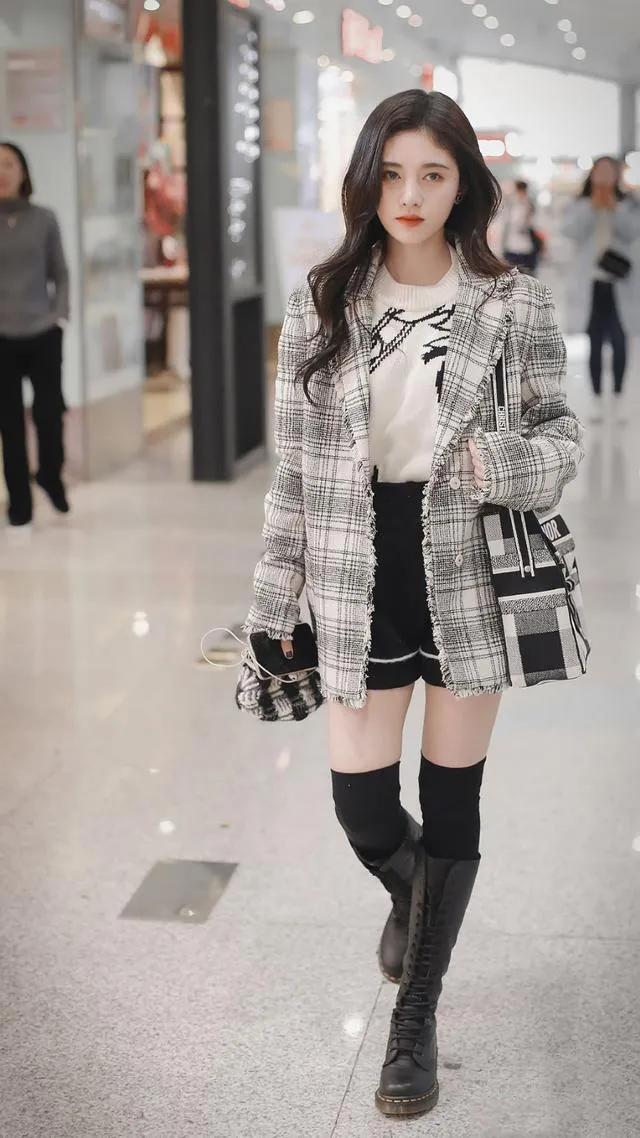 Ju Jingyi has long legs and a super spicy body - iNEWS