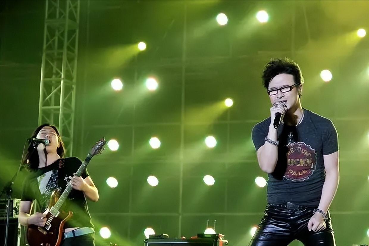Wang Feng's status in the music scene is higher than that of Zhang Jie ...