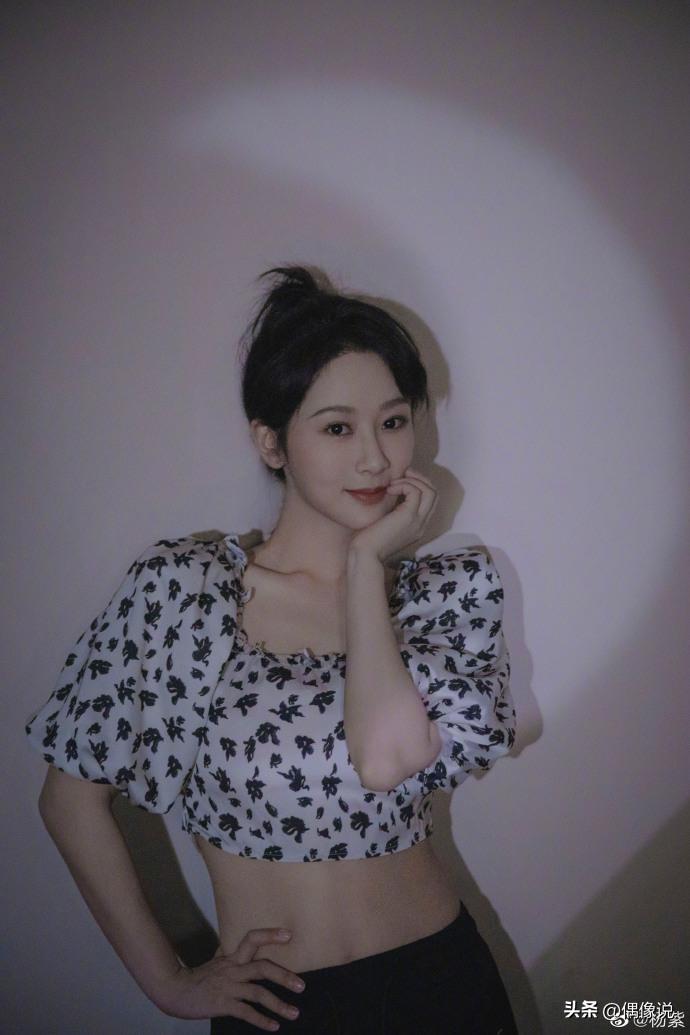 Yang Zi's mid-autumn festival shows beautiful photos of her waist, and ...