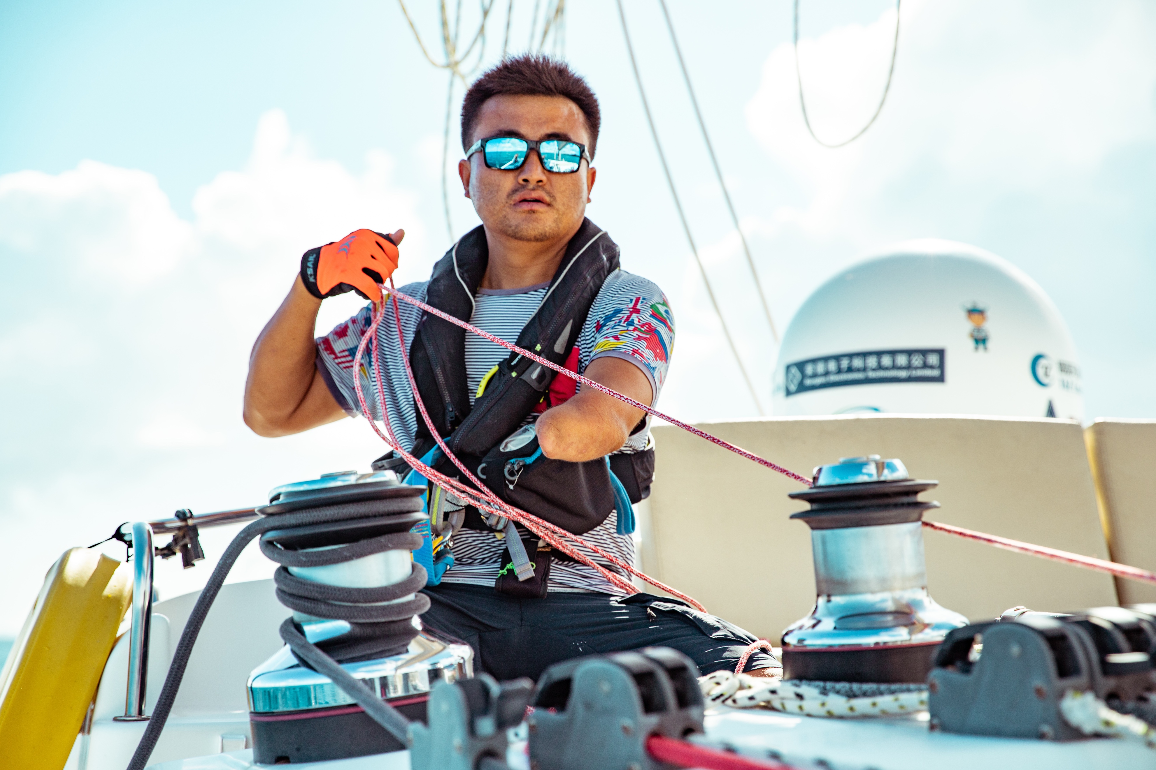 Xu Jingkun: Reborn in Adversity, Carrying Life on a Sailing - iNEWS