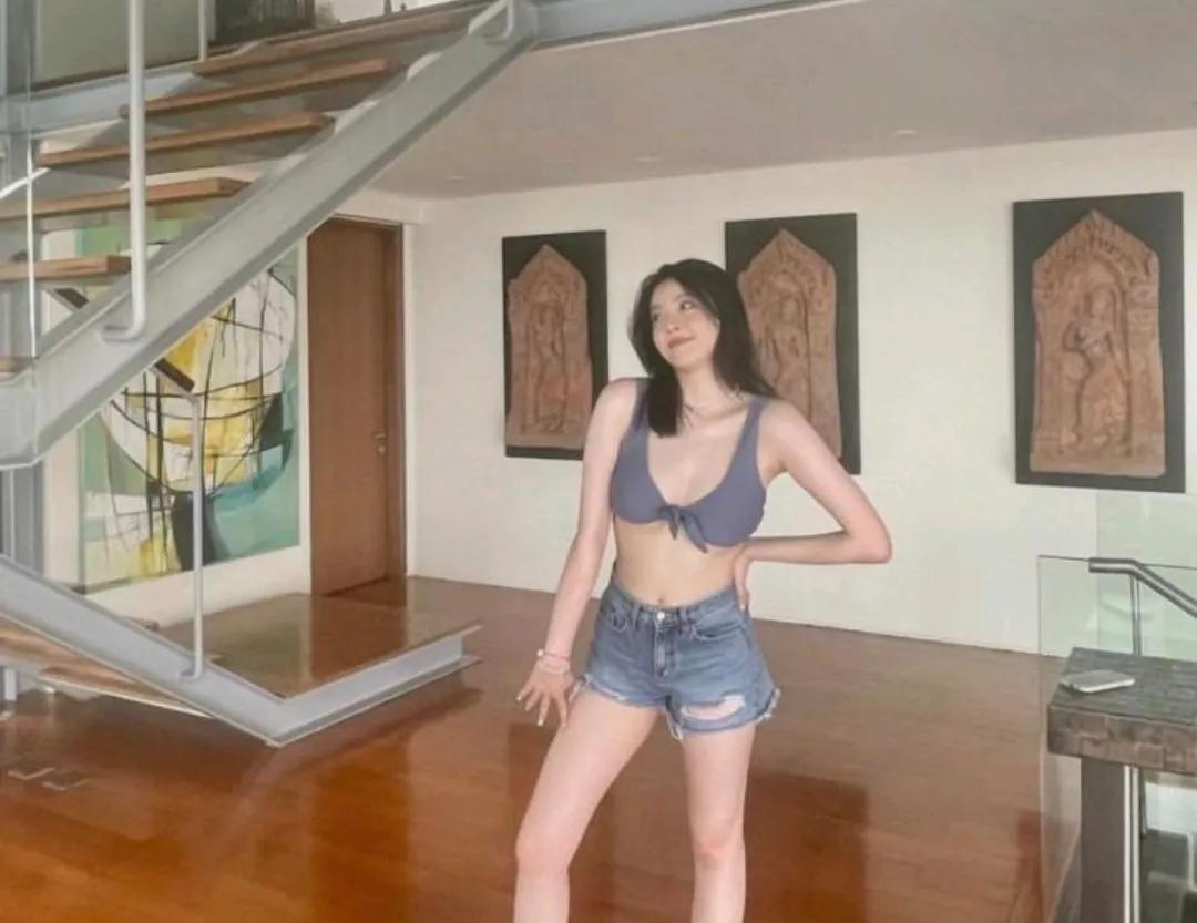 Huayi Princess Wang Wen is also on vacation abroad, wearing cool clothes and showing off her ...