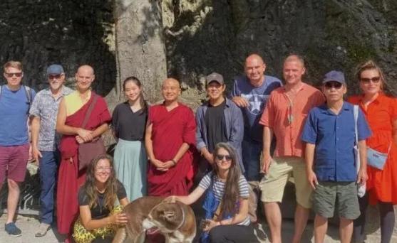 59-year-old Jet Li is on vacation in Europe, his daughter is taller ...