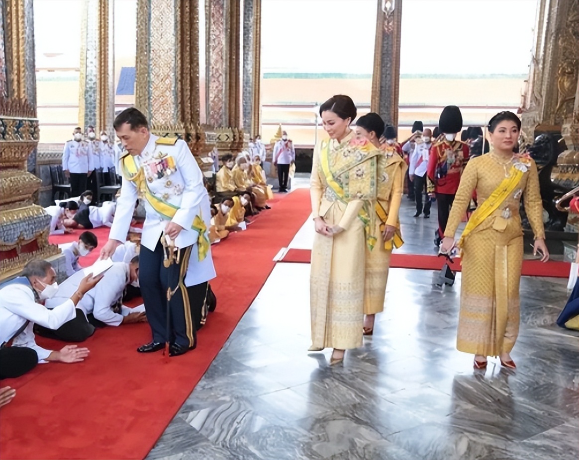 Helping to accompany the mother and concubine to live comfortably ...