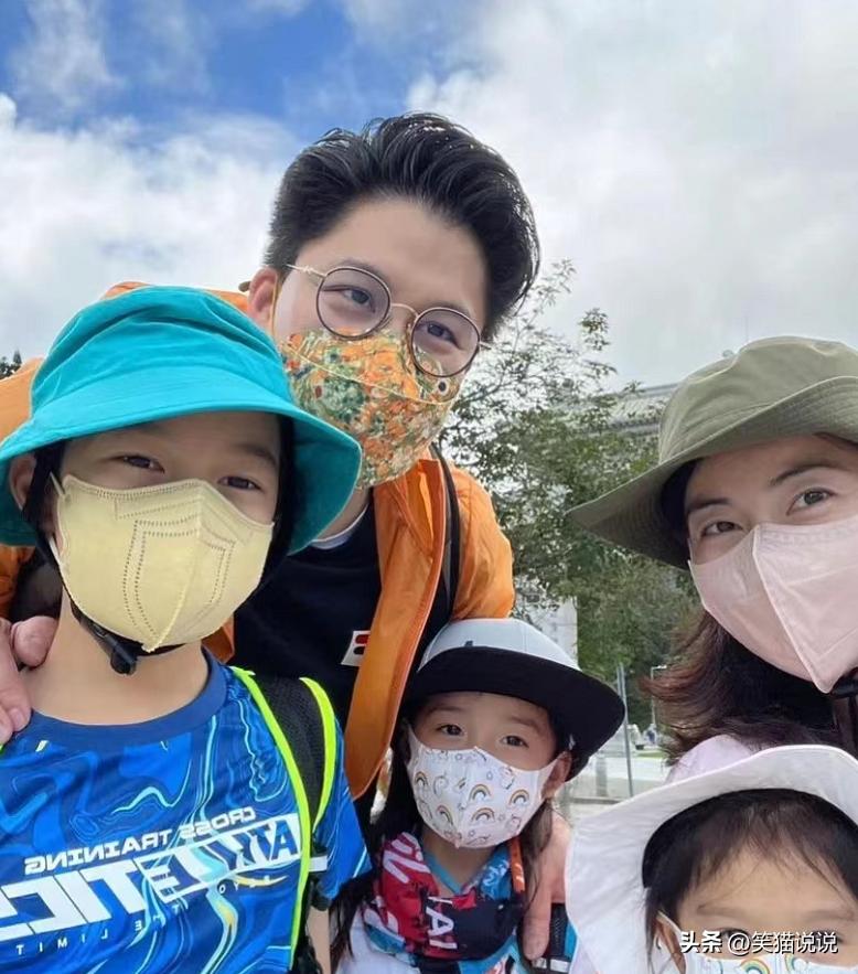 Huo Qigang posted a family photo: Guo Jingjing hugged her daughter very ...