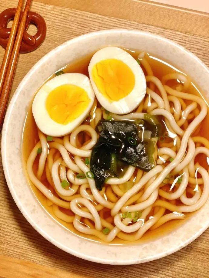 The happiest thing when you are hungry is to eat a bowl of warm noodles ...