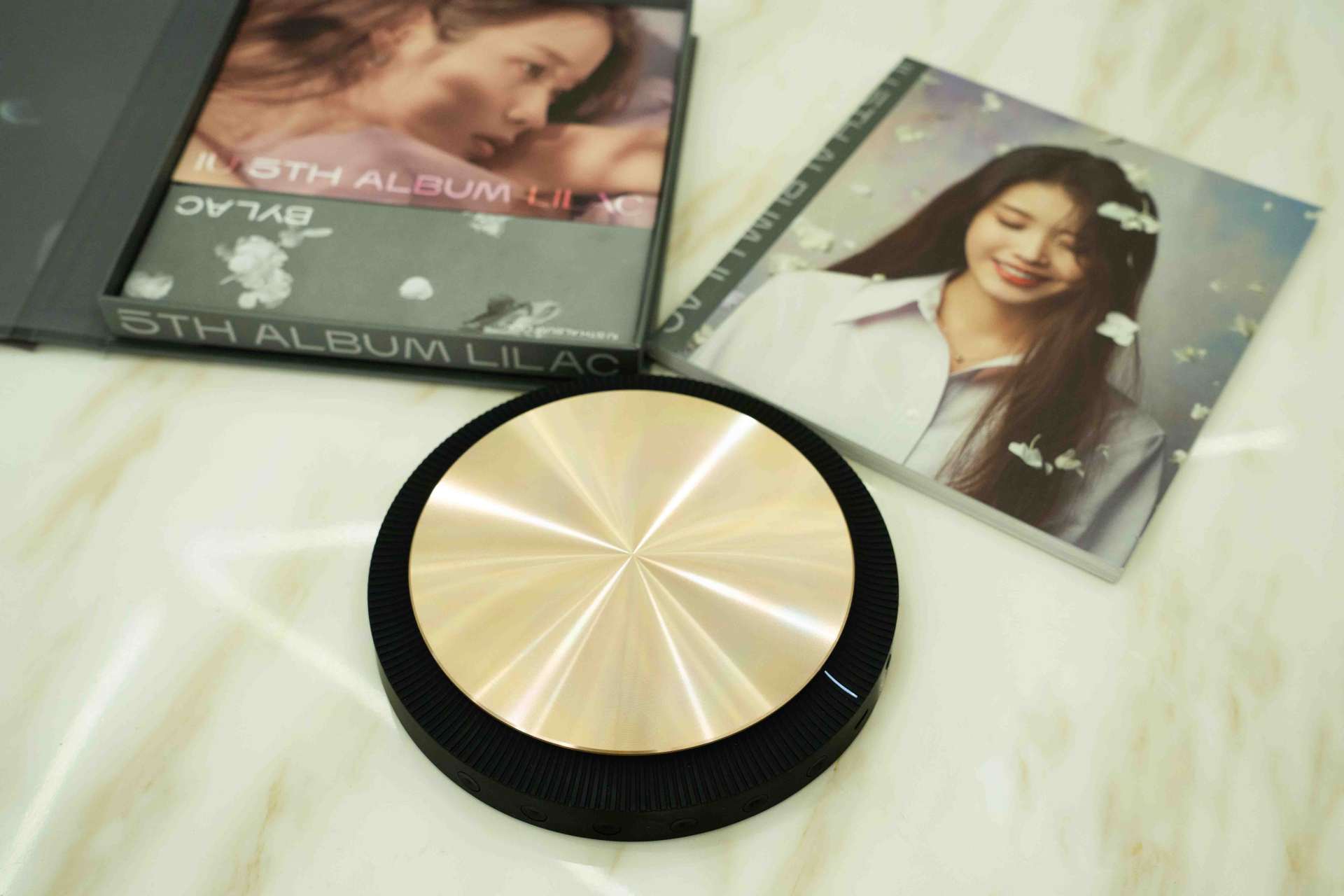 Rotate to open the top-level CD player TTT flying saucer to bring you ...