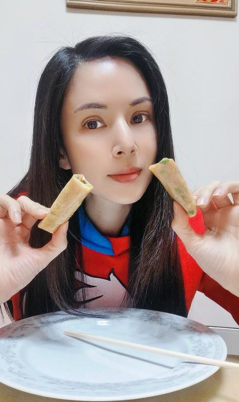 At the age of 56, Li Ruotong went to the square to dance late at night ...