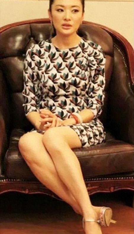 Behind-the-scenes photos of Zhou Tao. The 54-year-old looks like a 30-year-old woman without ...