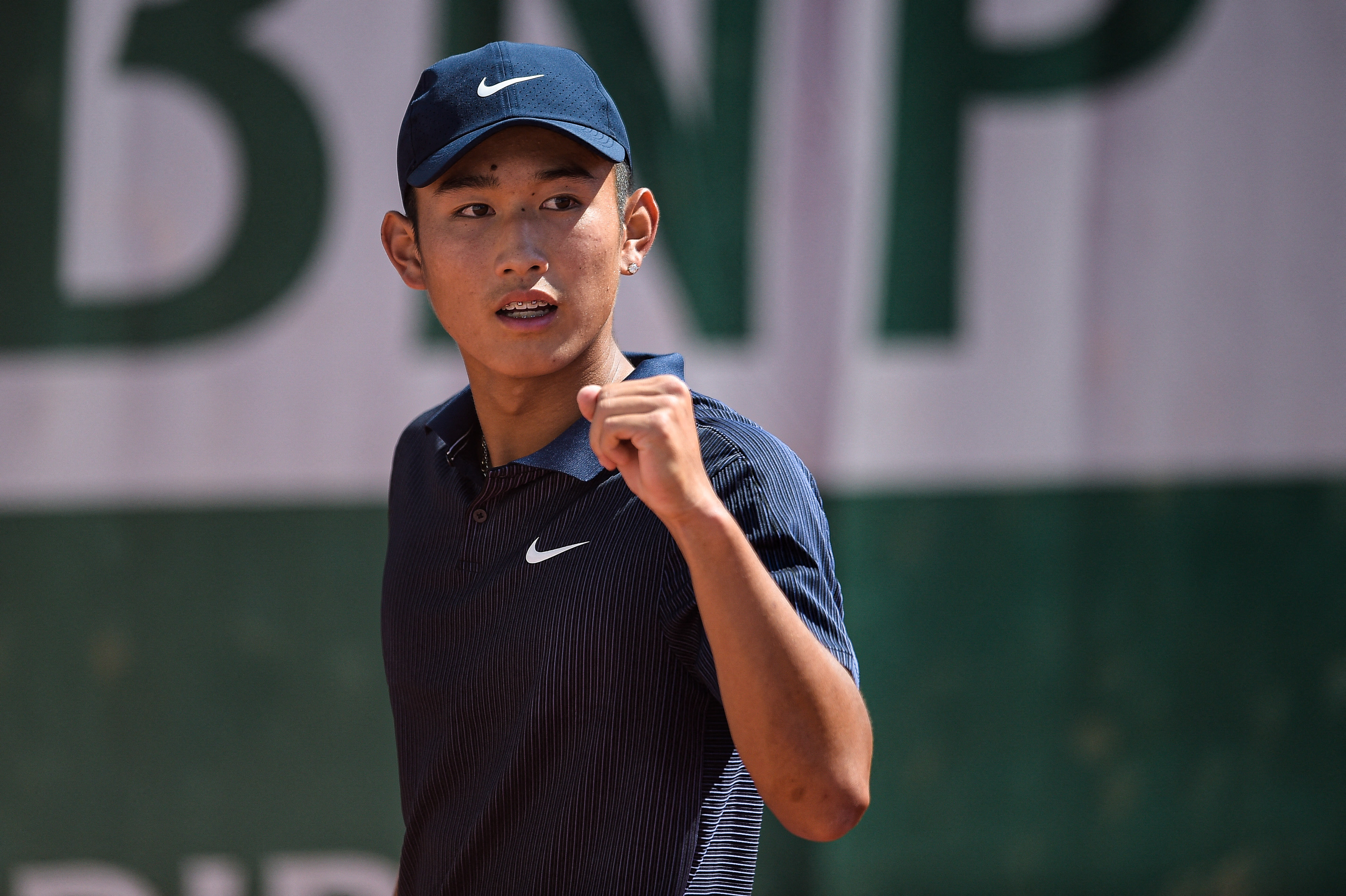 Fighting hard for three sets, the post-2005 teenager Shang Juncheng was ...