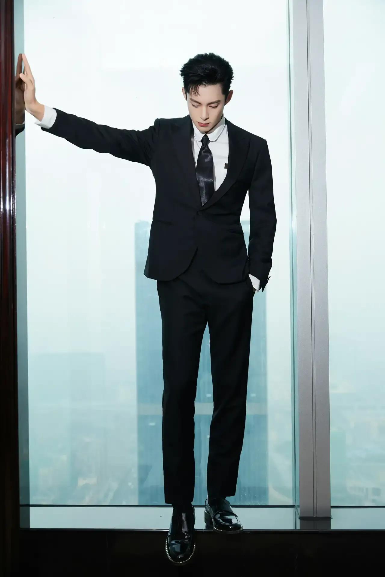 In a black suit, the overbearing demon king Hedi - iNEWS