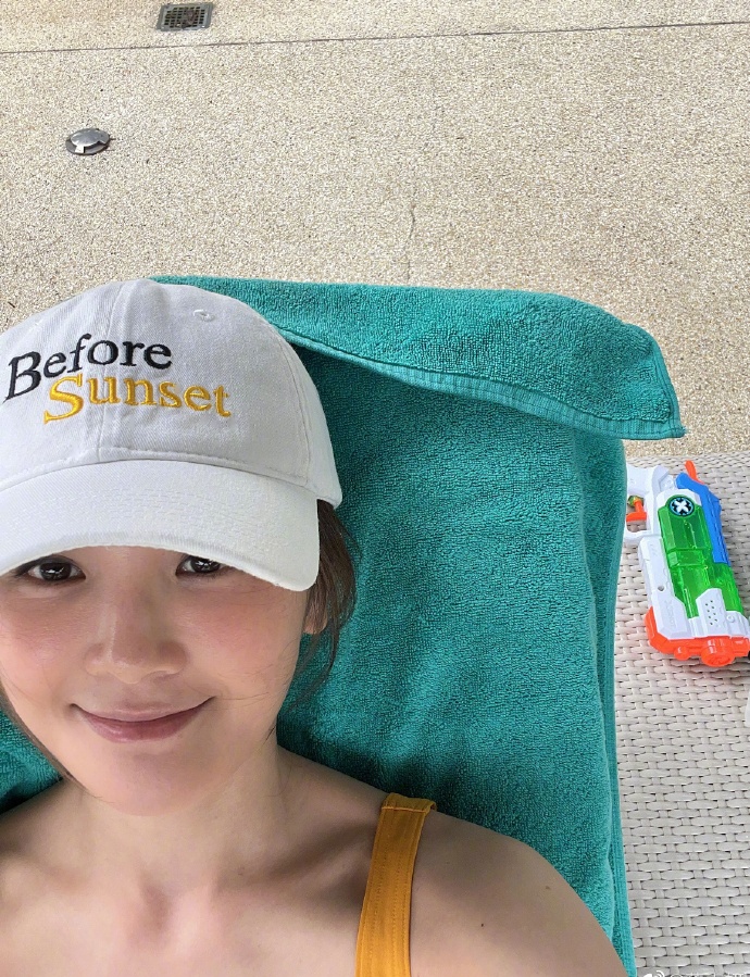 Charlene Choi rarely shared swimsuit photos, wearing a yellow swimsuit ...