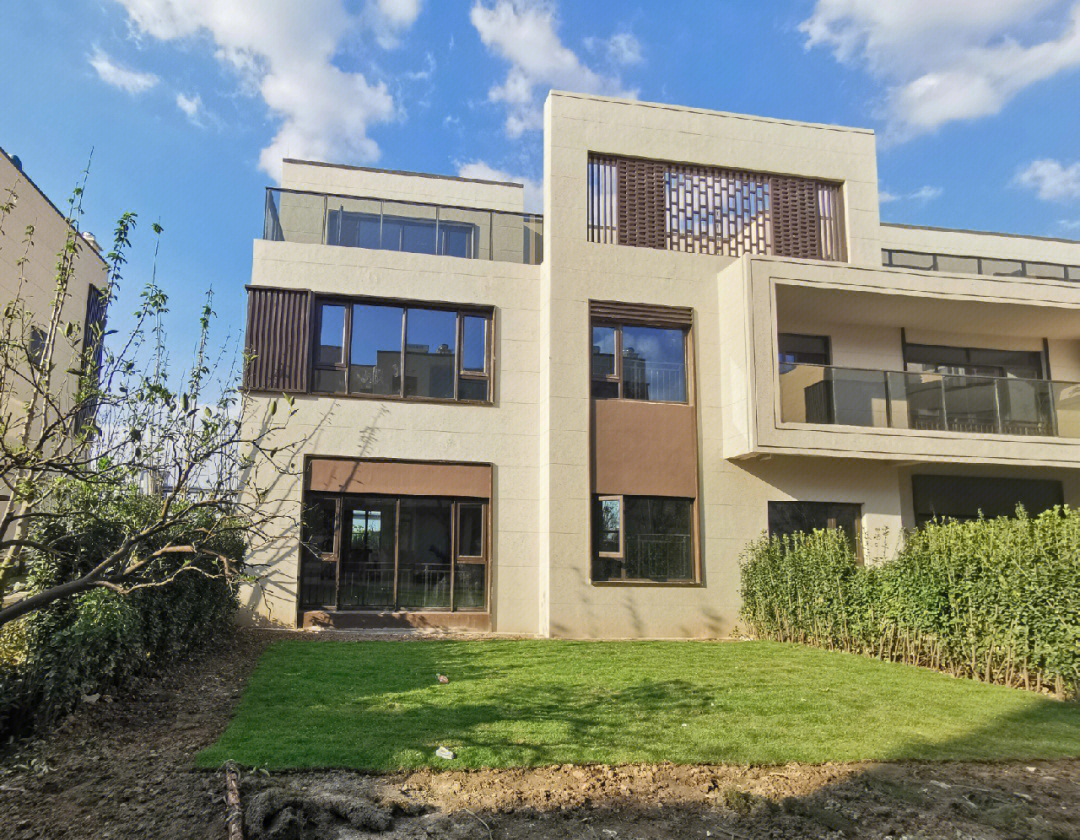 The small yard of 60 square meters on the first floor was transformed ...
