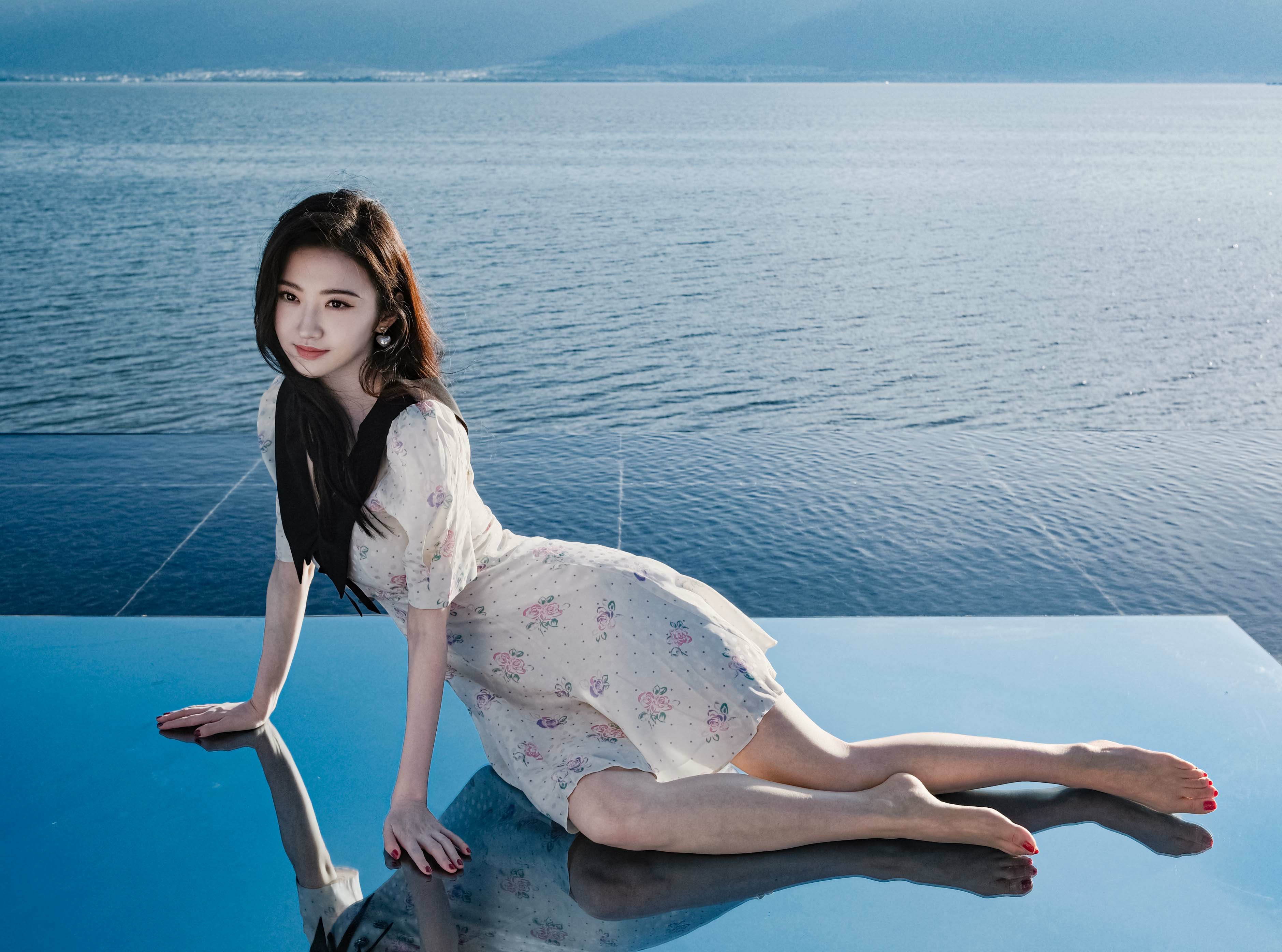 Jing Tian's birthday photo by the beach, the little woman's attitude is ...