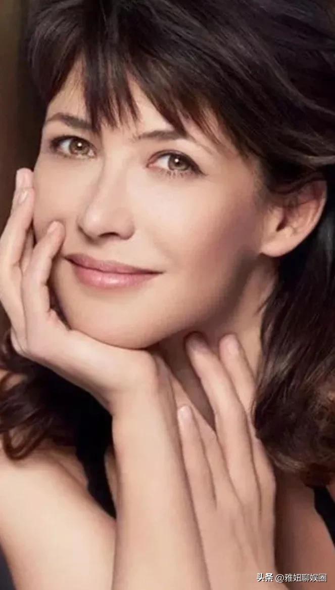 Intellectual temperament actress Dong Lei - iNEWS