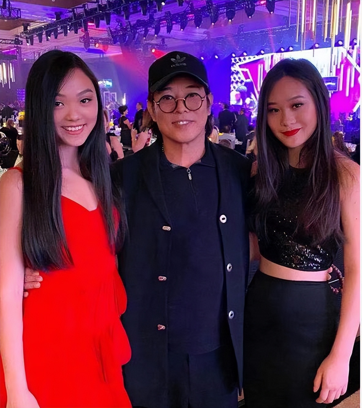 Jet Li's family of four is playing, the daughters are prettier than the ...