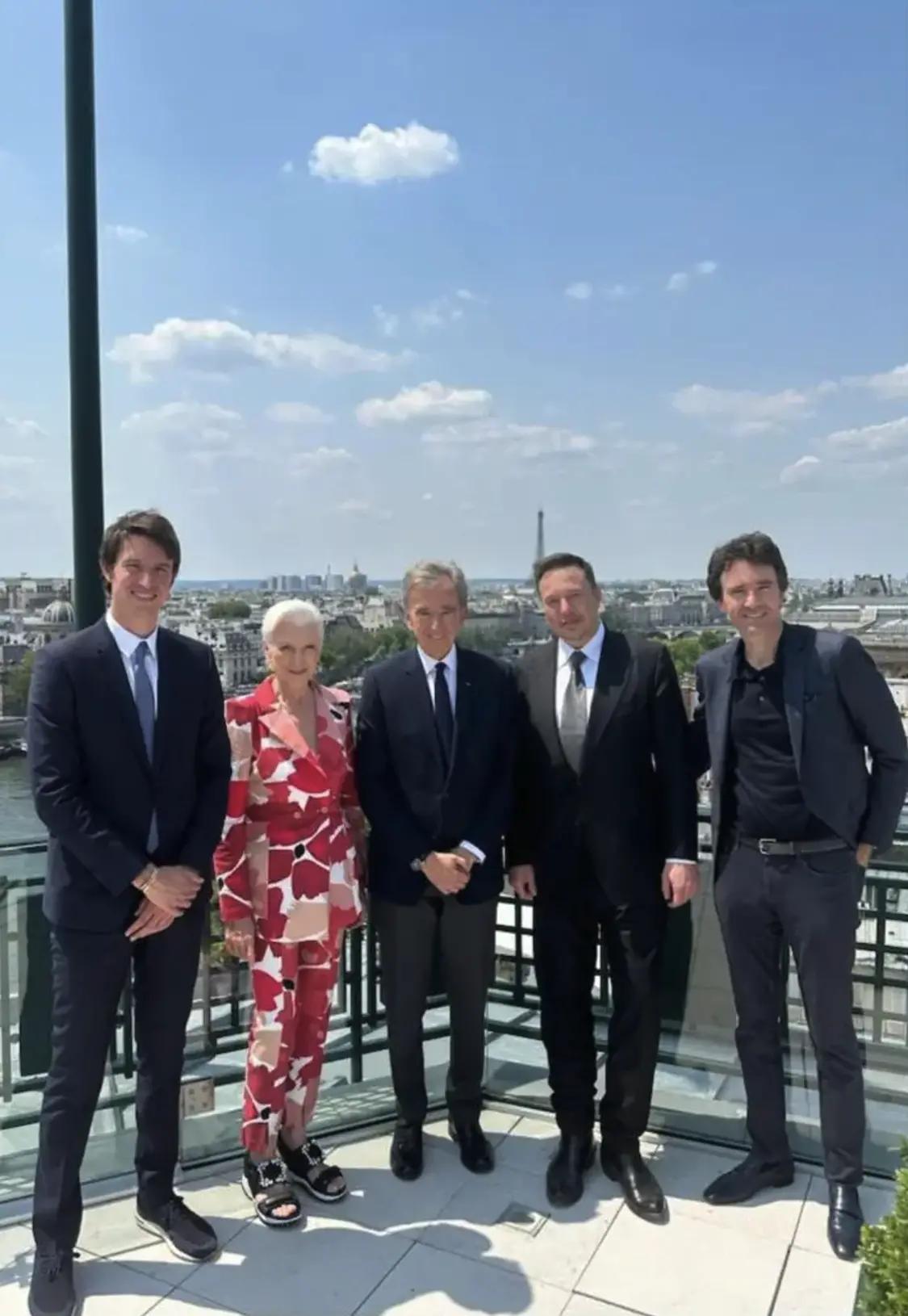 The two richest people in the world have dinner together, who pays ...