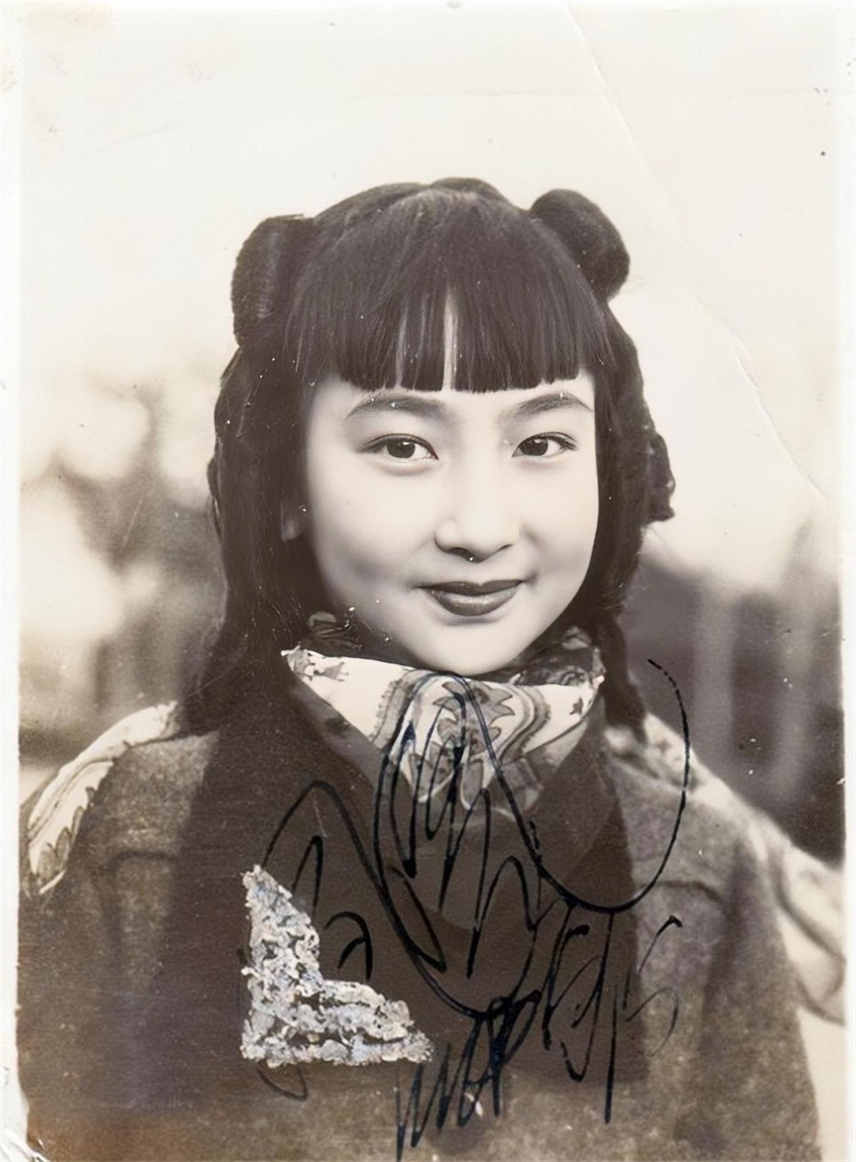 She is as beautiful as Wang Danfeng. She has two happy marriages, but ...