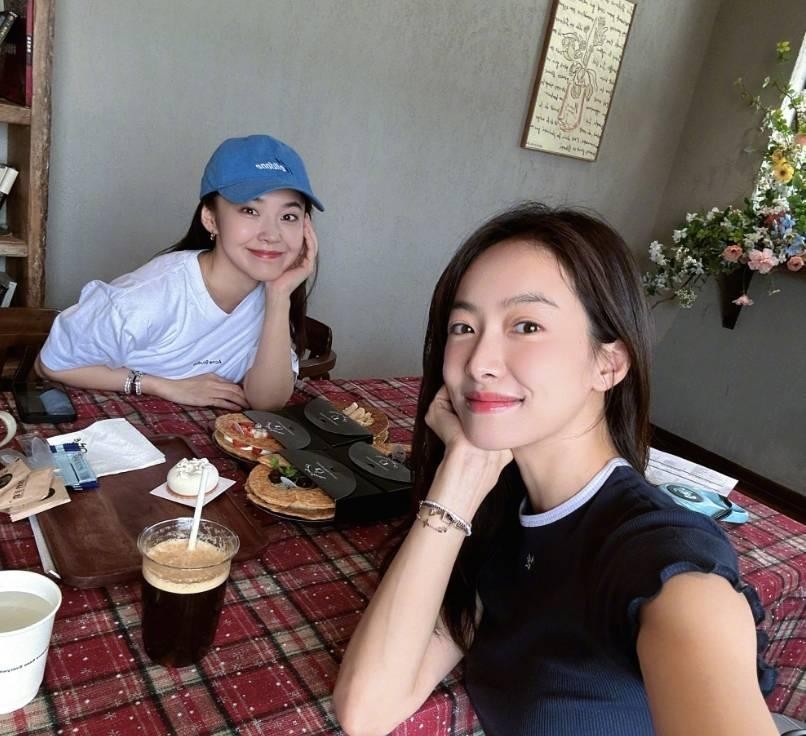 Victoria Song shares selfie with Zhang Jianing at party, hugging her ...
