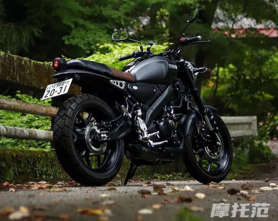 Retro trendy car - Yamaha R7 - iNEWS
