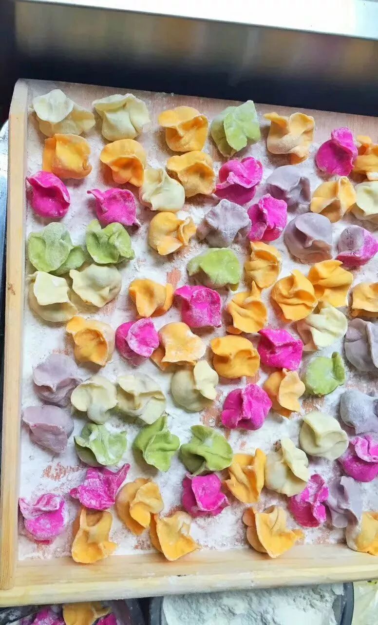 Look how beautiful the colorful dumplings are - iNEWS