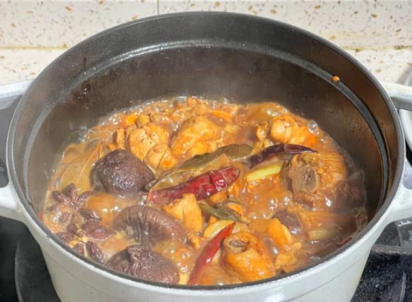 The practice of yellow stewed chicken is simple and delicious, which ...