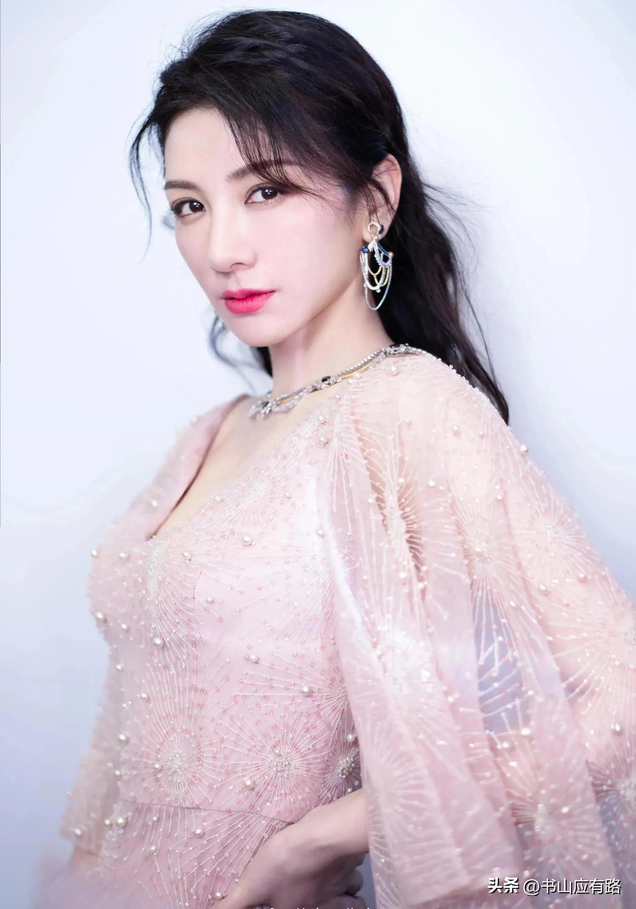 Huang Yi: Sexy and enchanting, beautiful from head to toe - iNEWS
