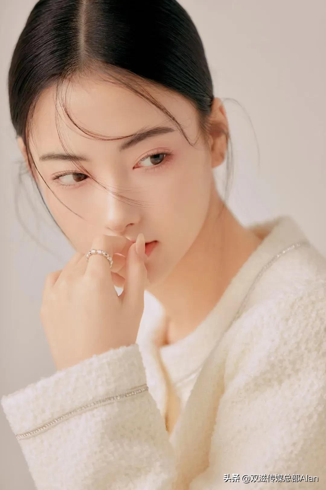 Liu Li, a new-generation artist from Suzhou, who is naturally beautiful ...