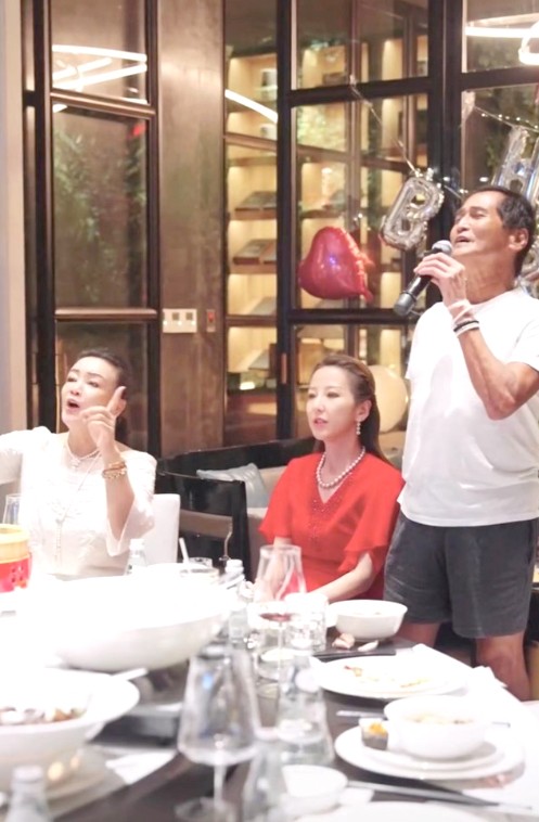 Qi Qin appeared at the reception and was so thin and old that he was ...