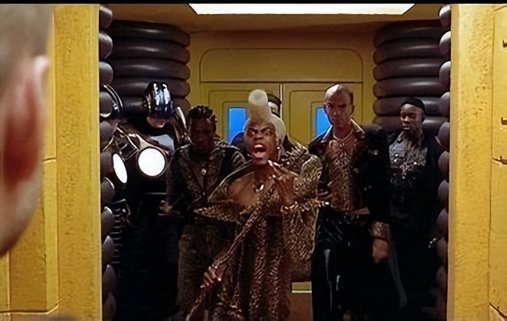 Tech elements are so cool! "The Fifth Element" combines sci-fi action ...