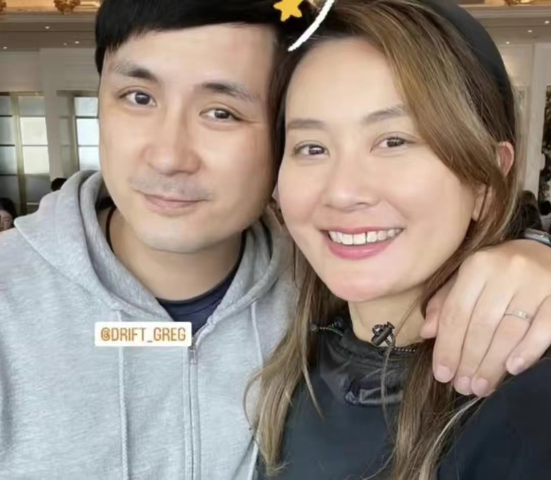 Huang Zhan's daughter attended a family gathering, hugged her cousin-in ...