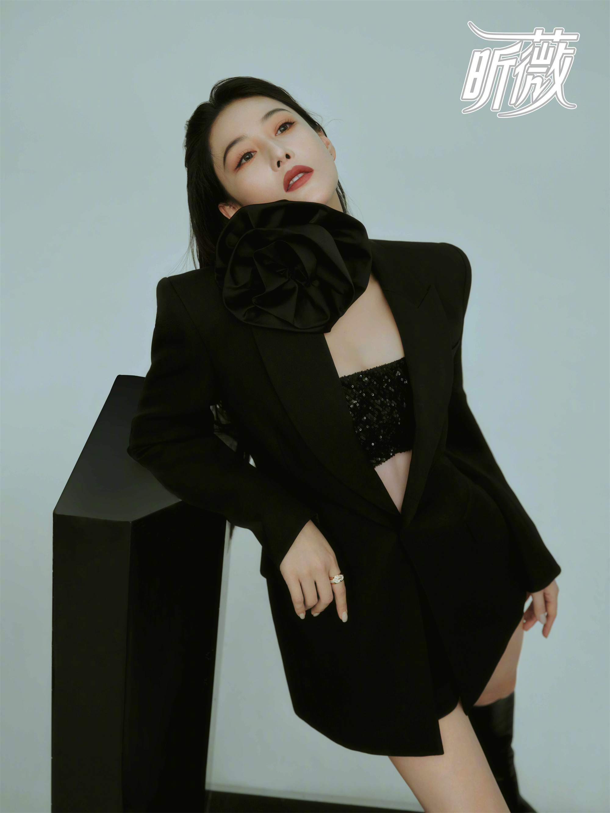 Zhang Xinyu's "Xin Wei" cover, wearing a tube top and missing her lower body is hot and ...