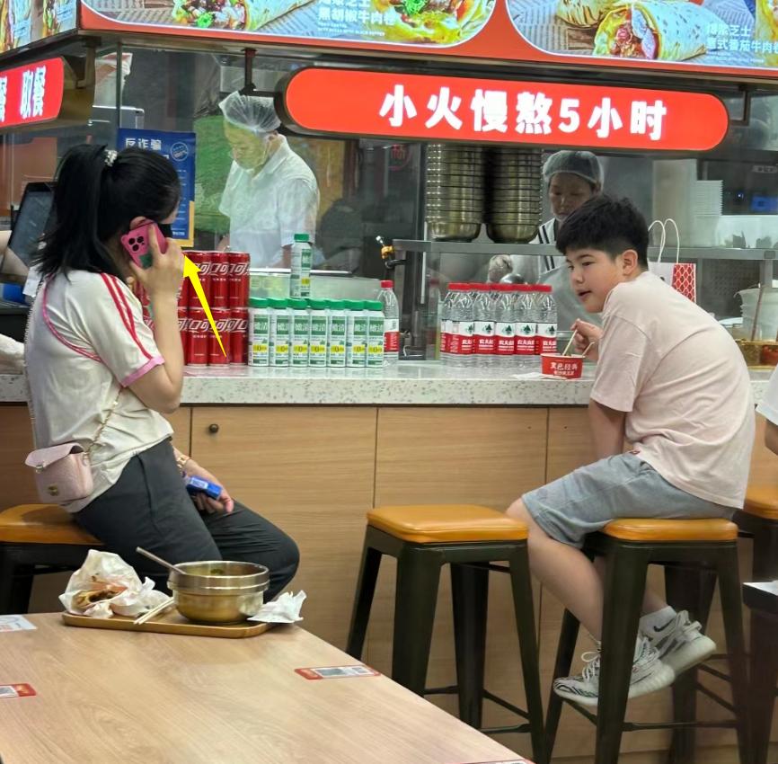 Sha Yi's family was photographed eating, Hu Ke's face is dry, and her ...
