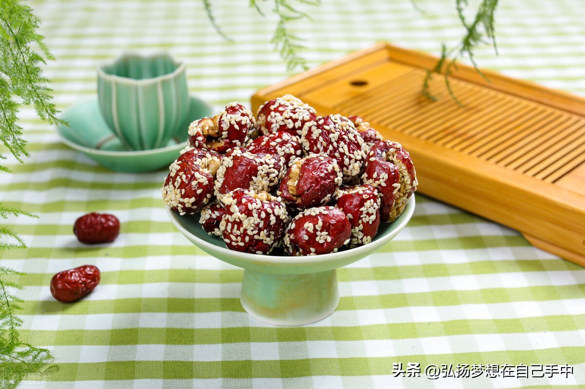 Red dates with walnuts are delicious and delicious, one of the ...