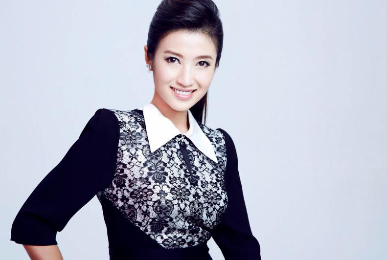 Gang Qiang's son just took a recent photo, and his wife is also a host ...