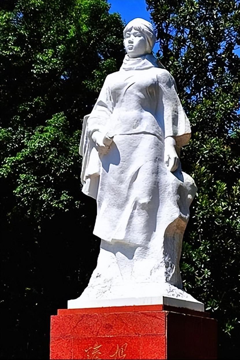 In 1962, Mao Anqing returned to his hometown to worship his mother, but ...