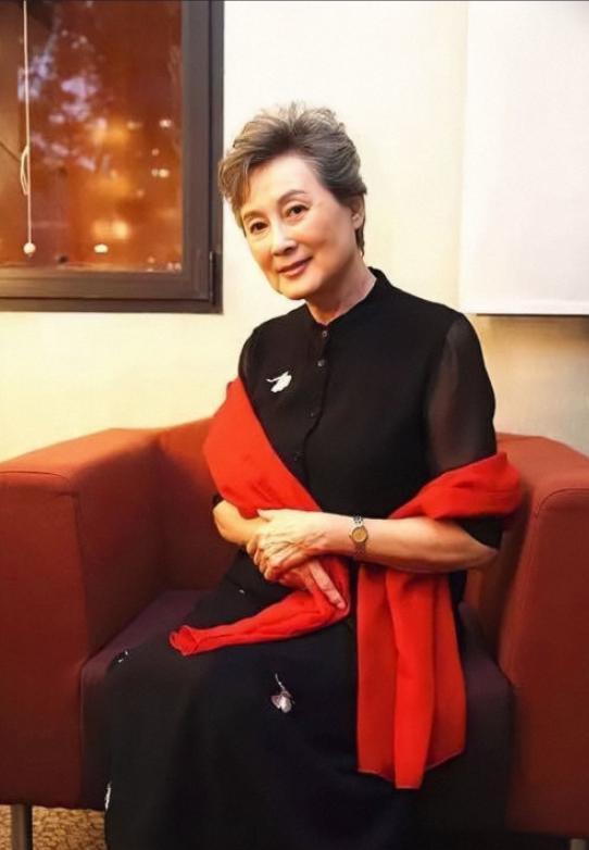 Xiang Mei is still so charming at the age of 85! The silver hair is ...