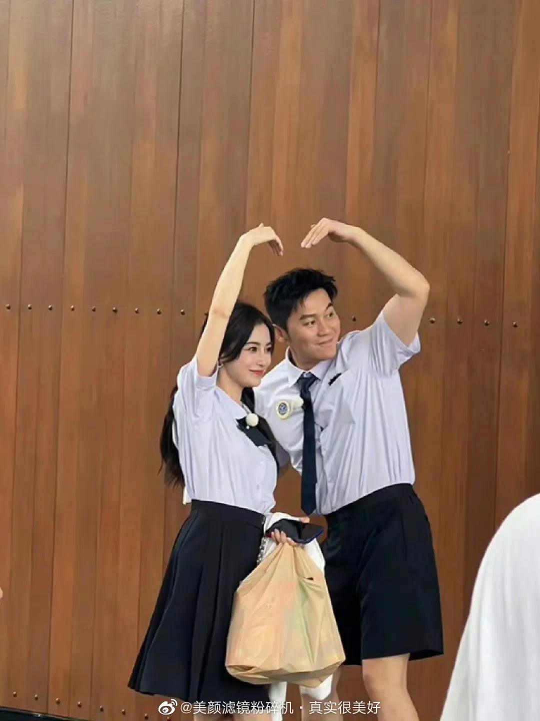 Yang Ying is wearing a short skirt and school uniform to record a ...