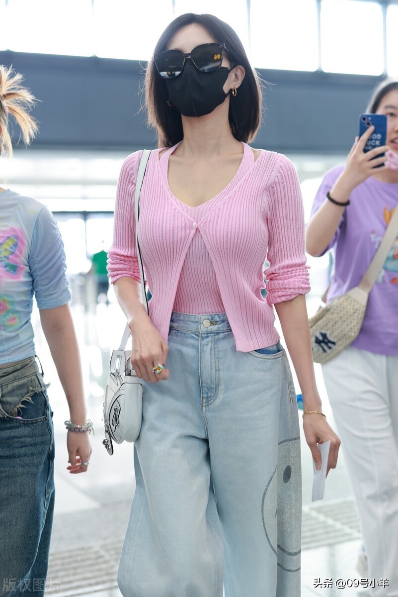 Li Tong appeared in Hangzhou Airport wearing a fashionable and ...