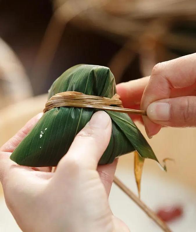 Received the zongzi and mugwort leaves from my mother, the scene of ...
