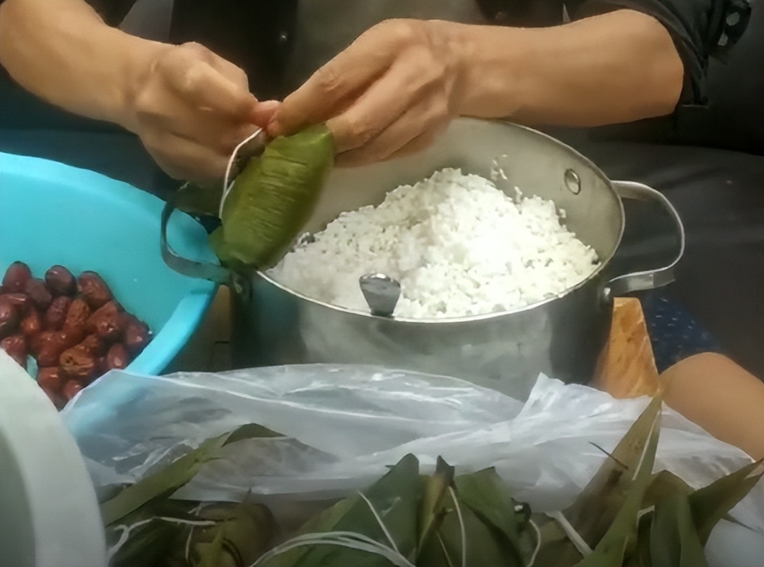 Grassroots singer A Bao makes dumplings at home!Grabbing rice with bare ...