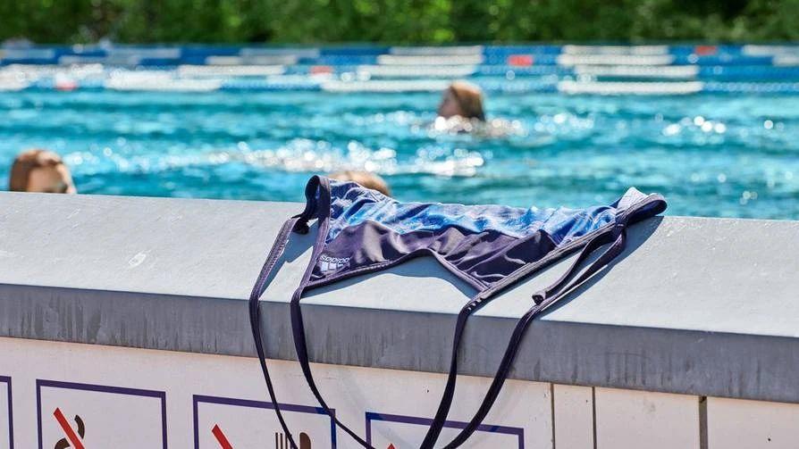 Berlin allows women to go topless in public pools - iNEWS