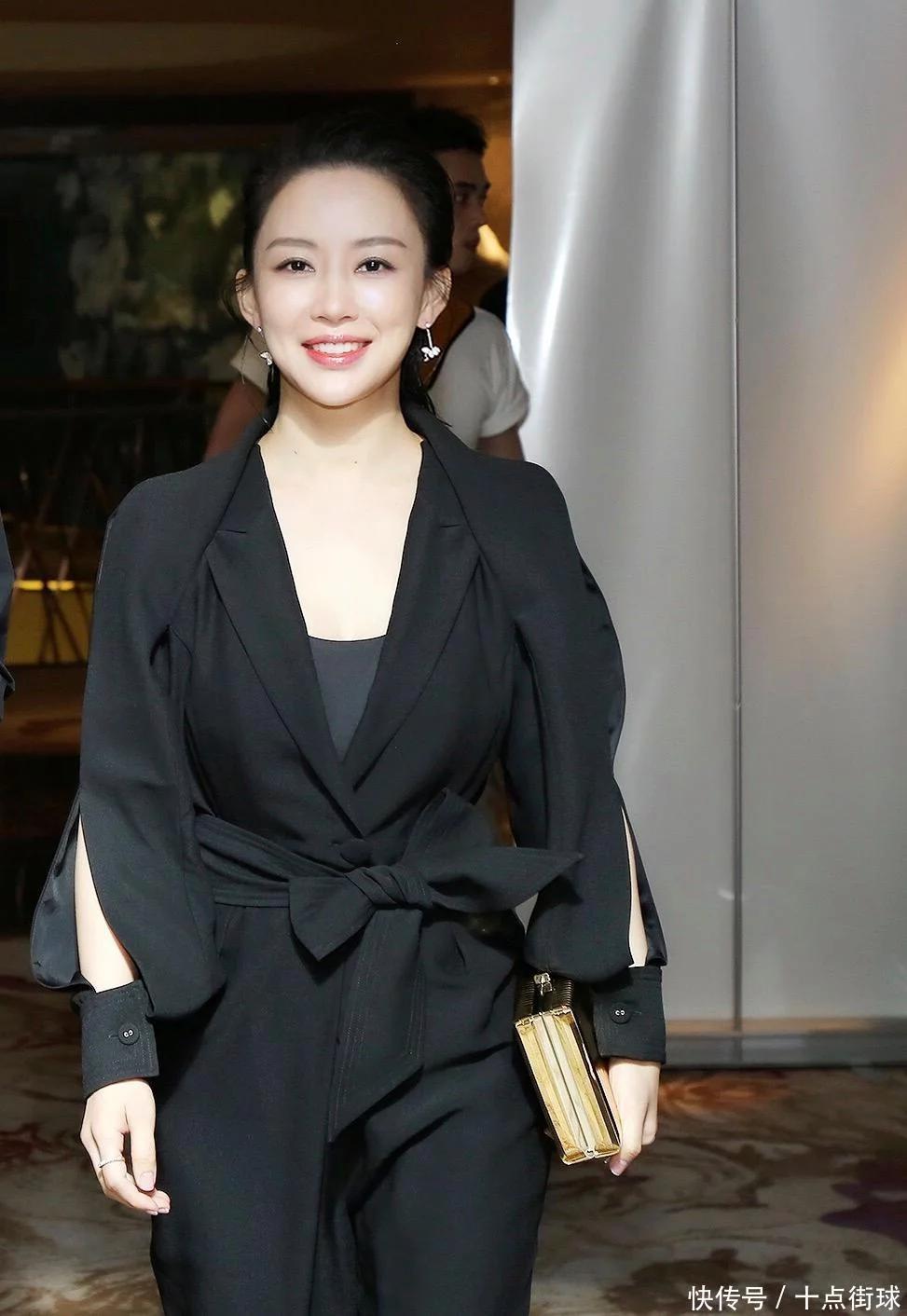 Pan Xiaoting takes a selfie, and her facial features are exquisite and ...