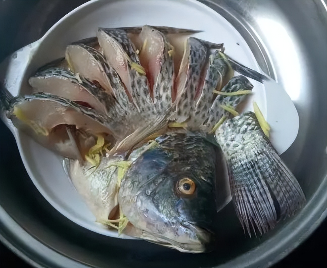 When steaming fish, some people add ginger, some people add green ...