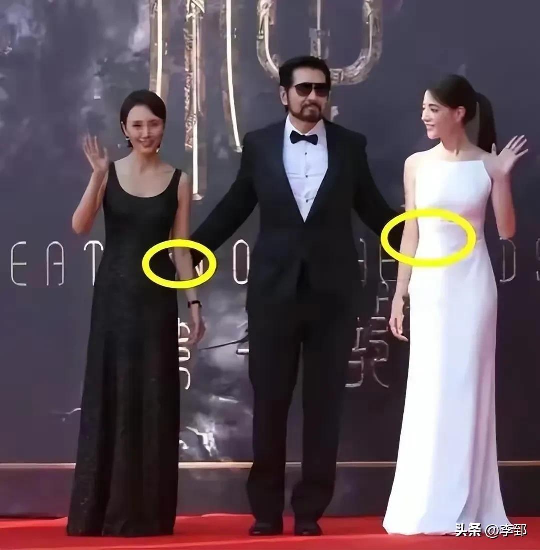 Fei Xiang hugged and held hands with the heroine outside the scene ...