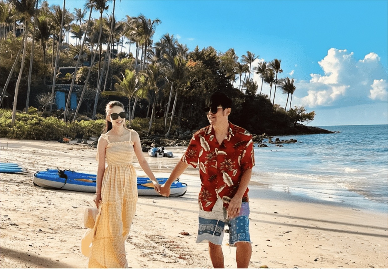 Kun Lingsun and her husband Jay Chou hold hands and take a photo of the ...