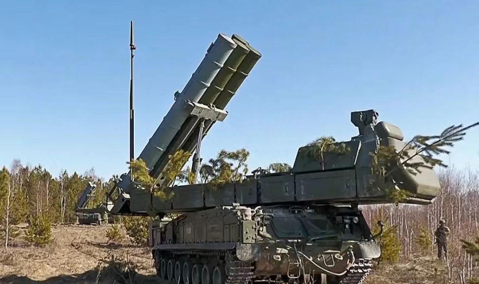 Fighters flying at 2,800 kilometers per hour rapidly attacked. This ...