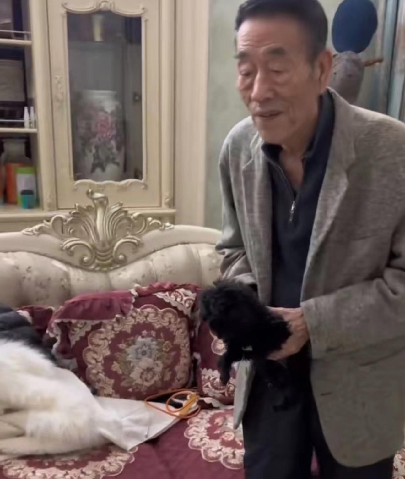 90-year-old Yang Shaohua watched the World Cup at home, staggered when he walked, his eyes were ...