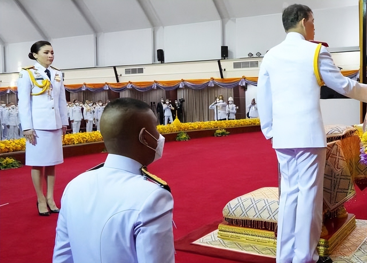 The 44-year-old Suthida is revealing this time, her hands are rough ...