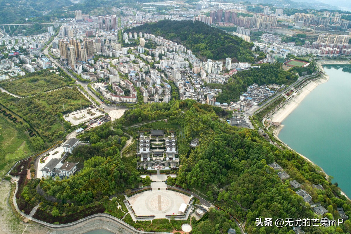 He jumped into the Miluo River holding a stone, leaving only a piece of ...