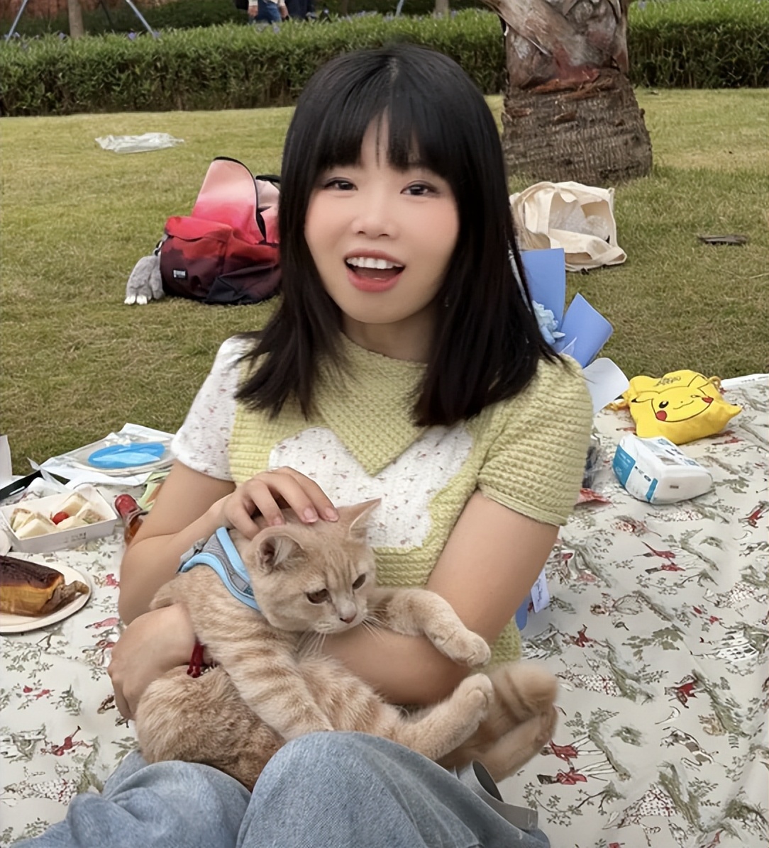 Sun Zhuo celebrates his sister Sun Yue's birthday with a smile on his ...